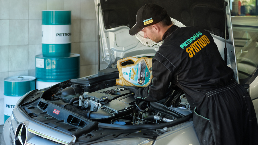 Dlaczego warto przypominać kierowcom o dolewce oleju? | autoEXPERT